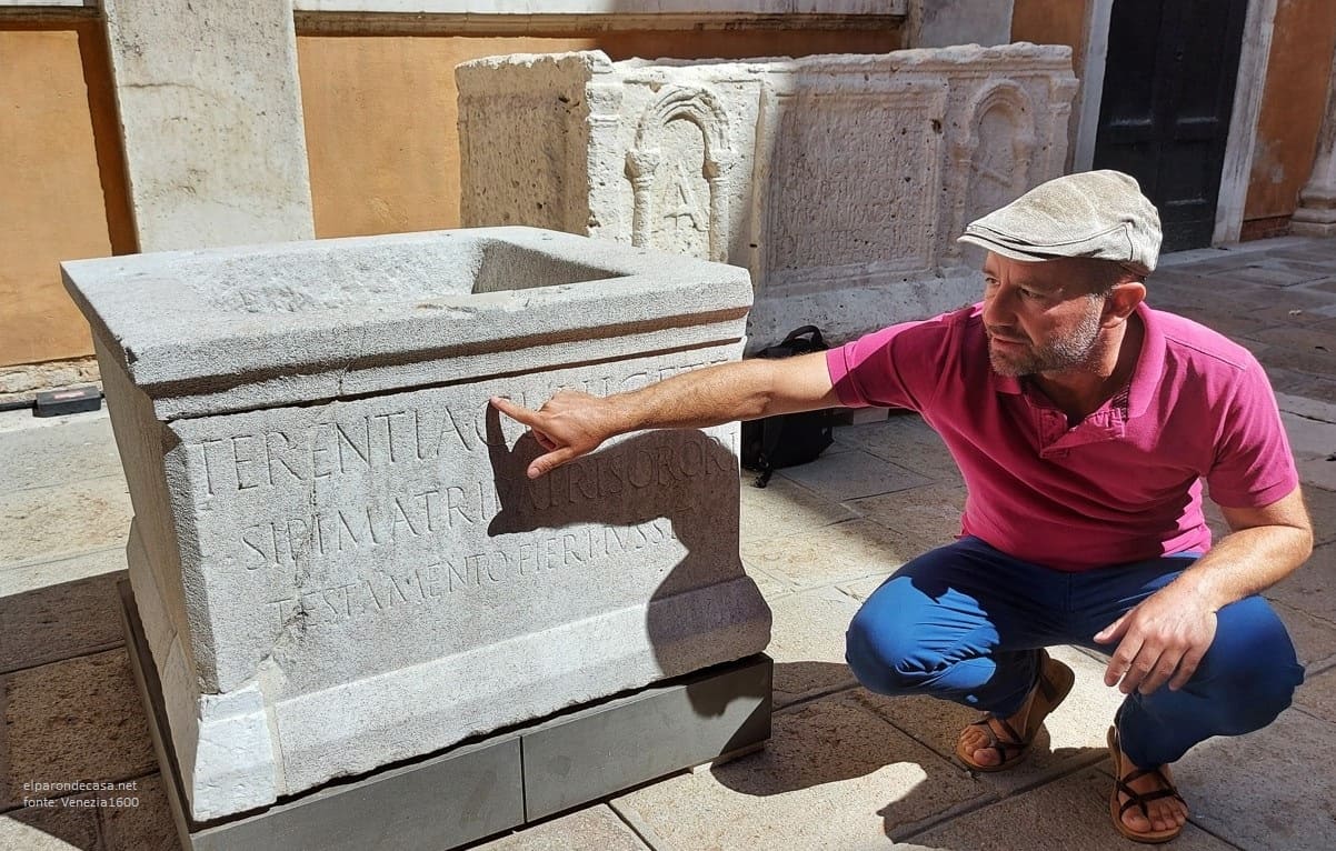 Calvelli spiega la stele romana del Campanile di San Marco a S ...